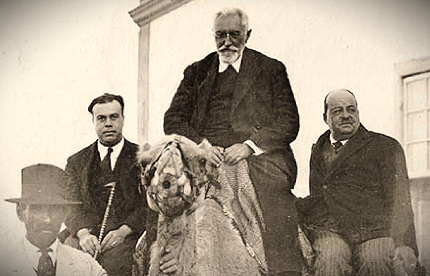 Miguel de Unamuno fue condecorado por el rey Alfonso XIII - Como un libro